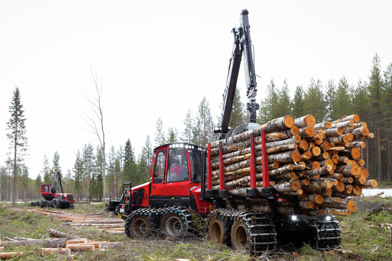 Komatsu XF895-3 Forestry Forwarder Redefines Heavy Log Hauling ...